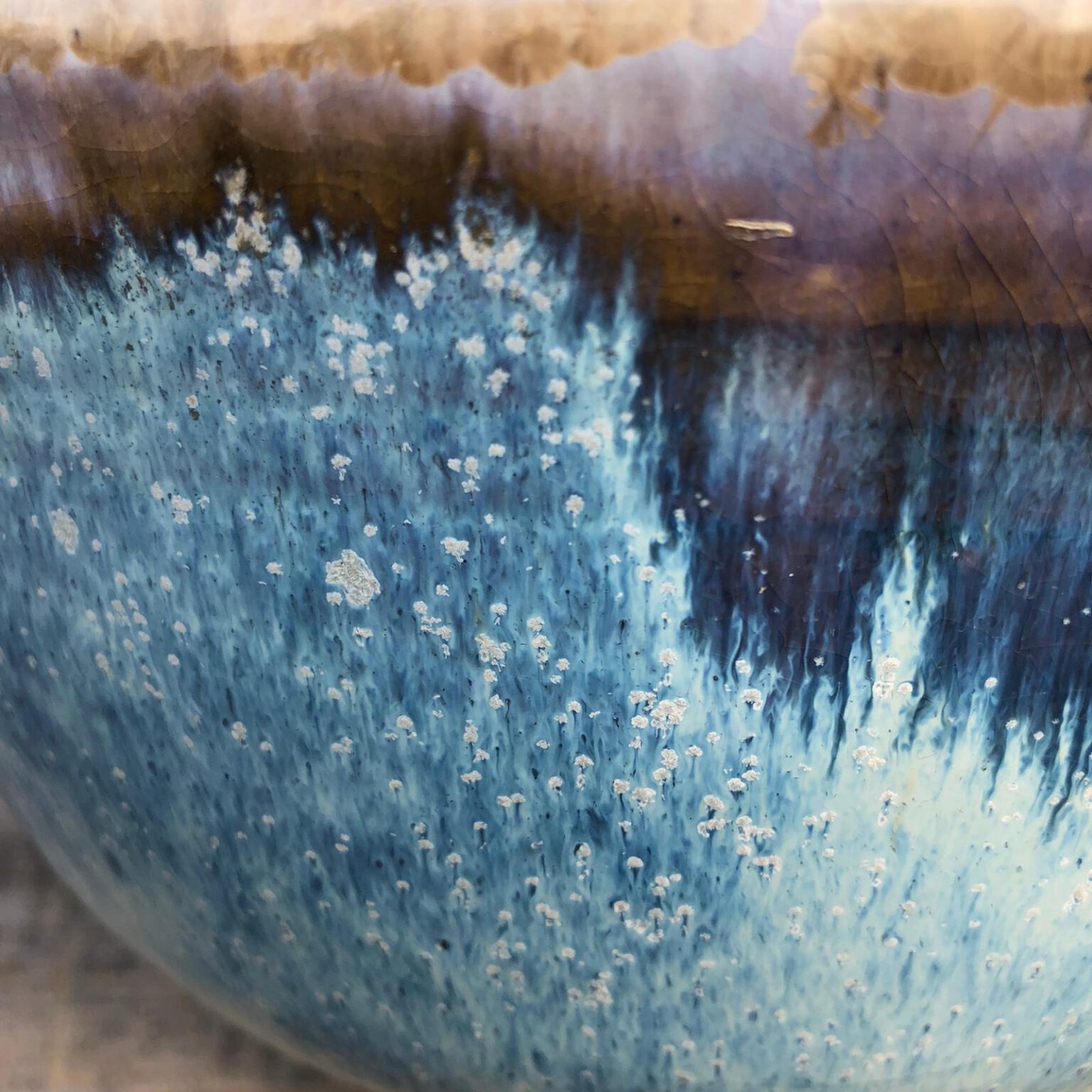 Grote schaal met créme kristalglazuur